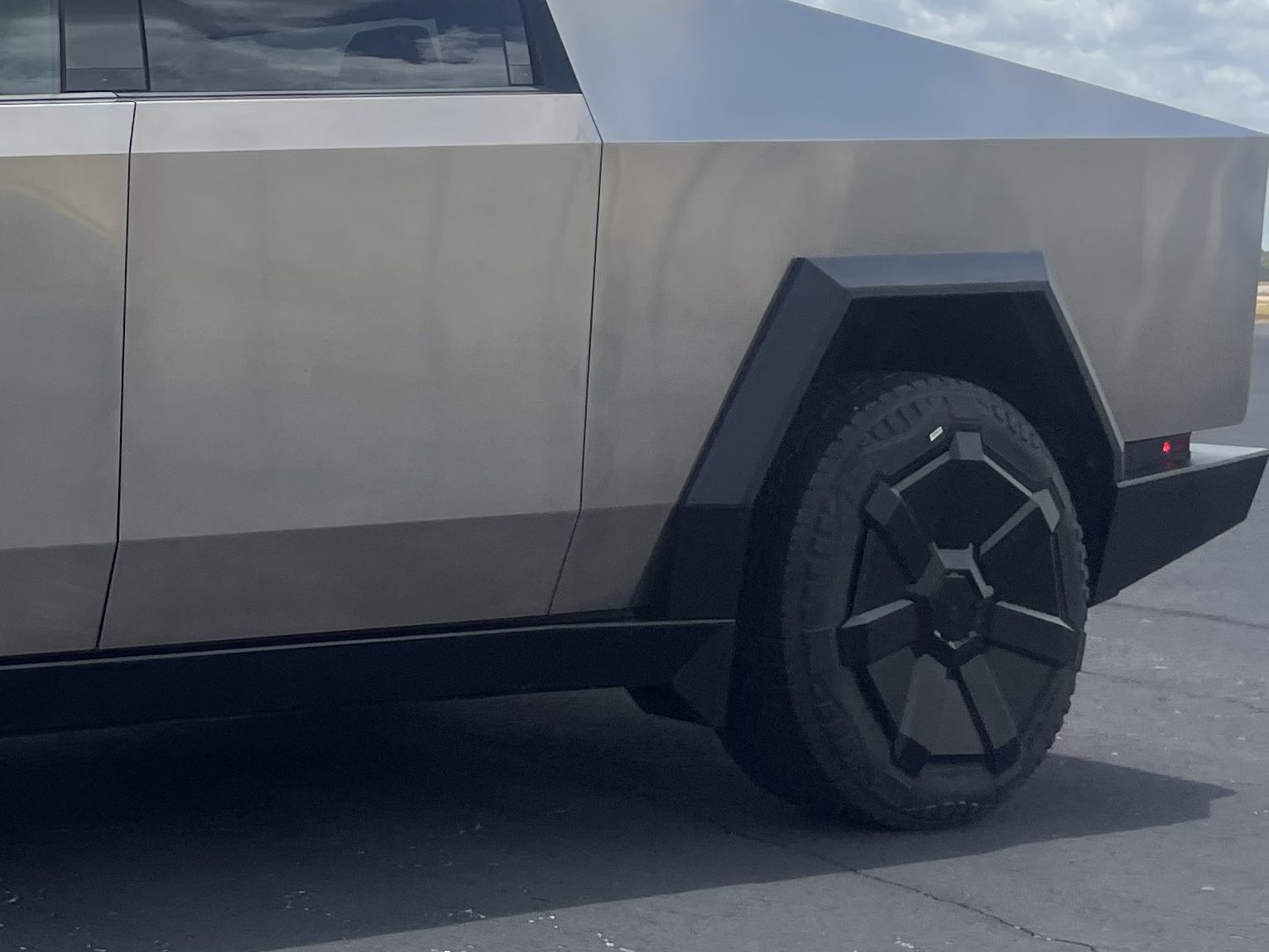 Elon Musk s'affiche au volant de la version finale du Cybertruck